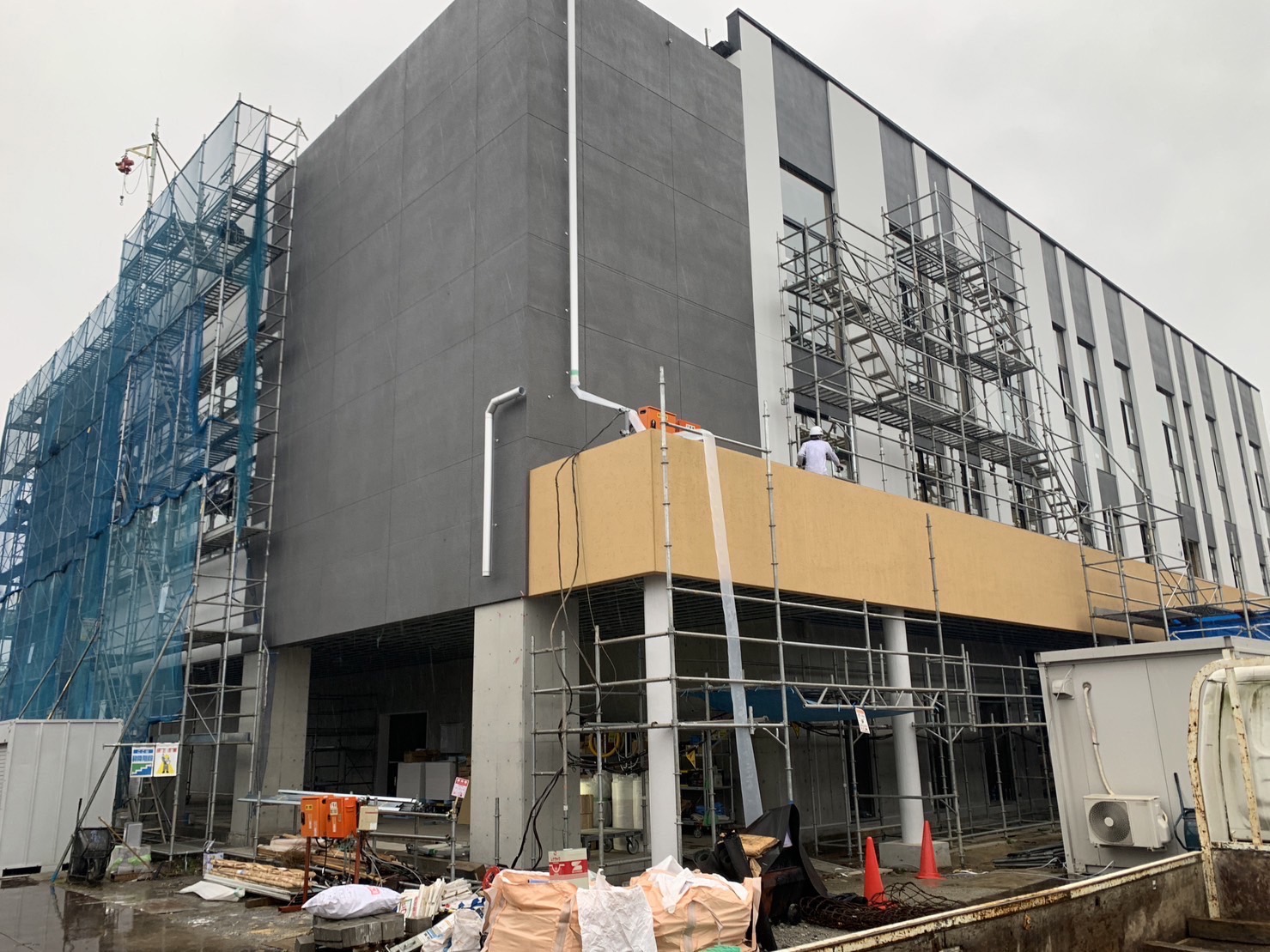 柏市 小学校内装工事 - 株式会社サイタマ美装