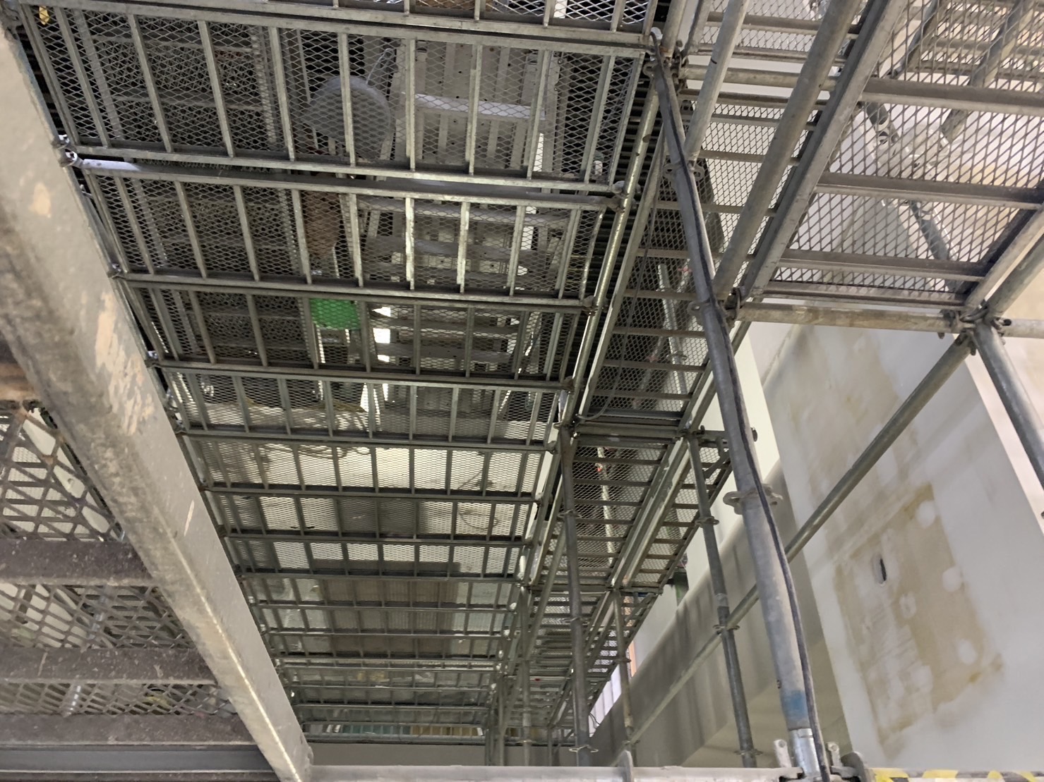 柏市 小学校内装工事 - 株式会社サイタマ美装